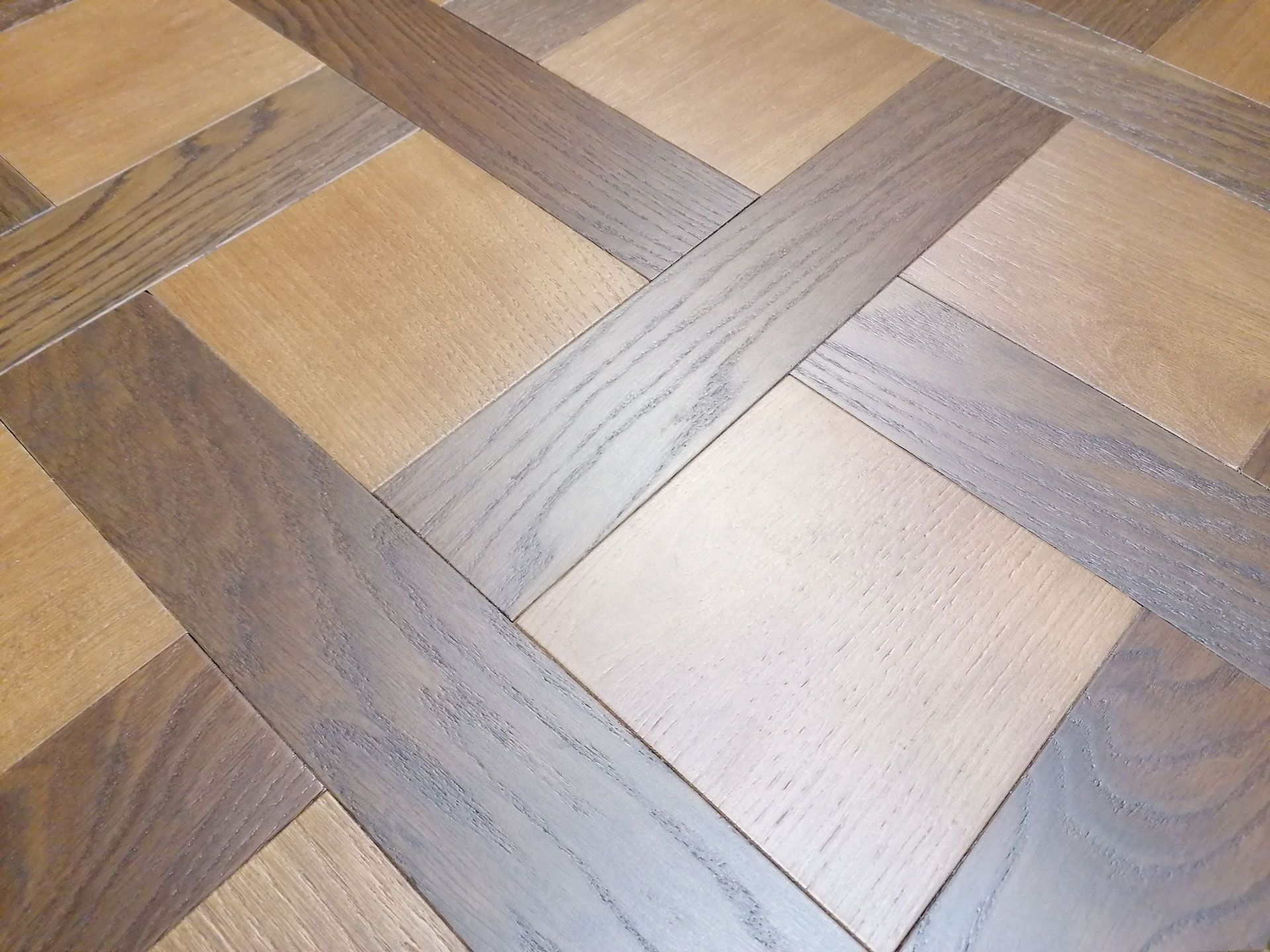 Parquet de madera natural con patrones decorativos | TPI