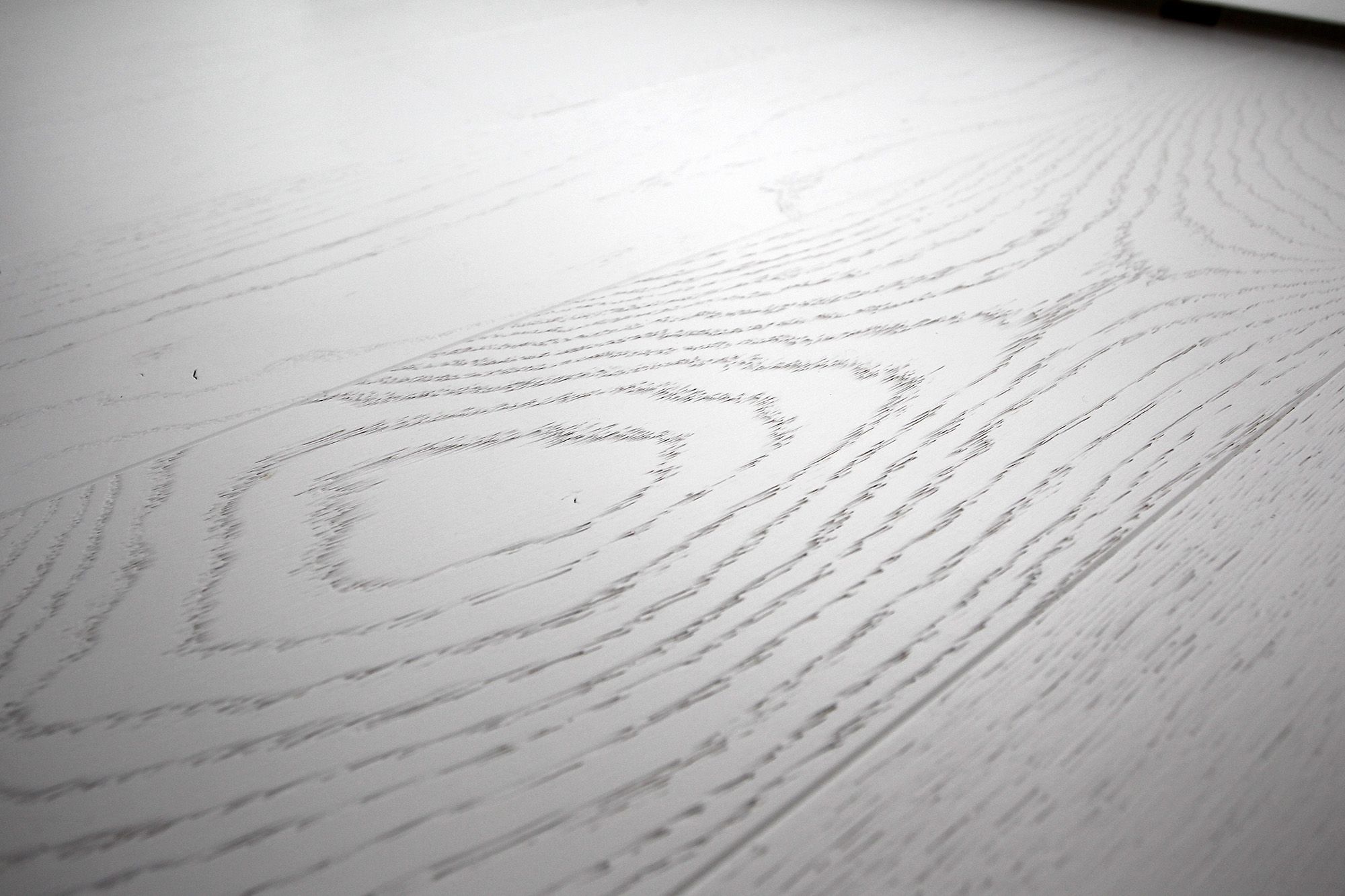 Fabricación e instalación parquet blanco en suelo y escaleras | TPI